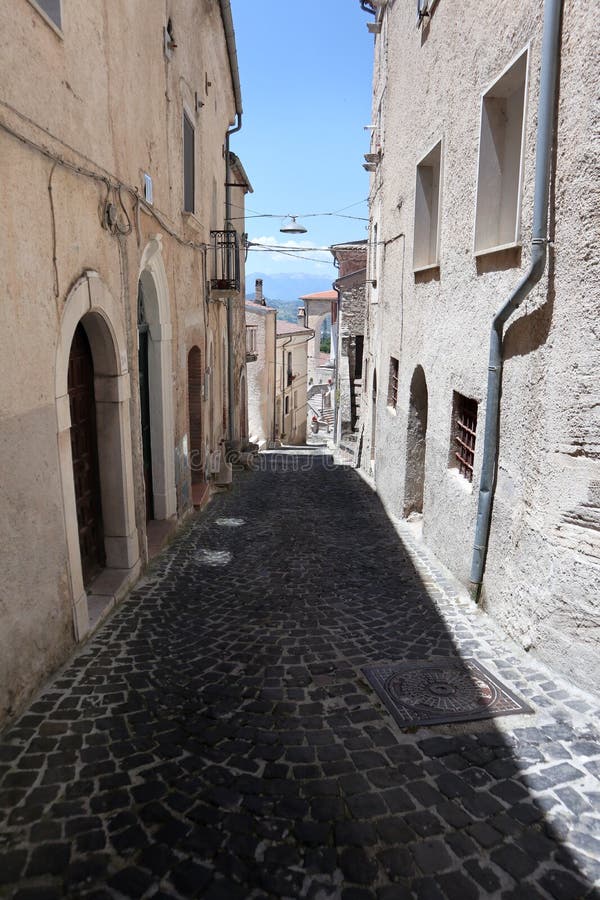 Pesche - Vicolo del paese stock image. Image of depopulated - 193805063