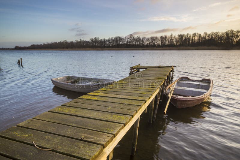 Pescherecci Al Pilastro Sul Fiume Fotografia Stock - Immagine di ...