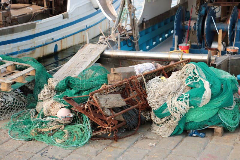 Reti Da Pesca Di Un Peschereccio Da Traino Nel Porto Di Un Allevatore ...