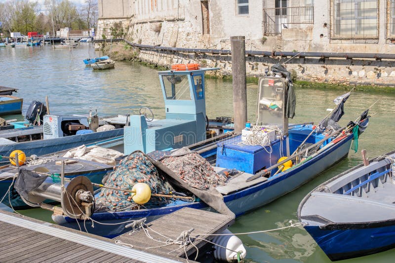 Peschereccio E Reti Da Pesca Fotografia Stock - Immagine di condiglio ...