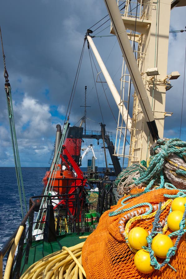 Peschereccio. Grande Cattura Di Pesce Nel Servo. Fotografia Editoriale ...