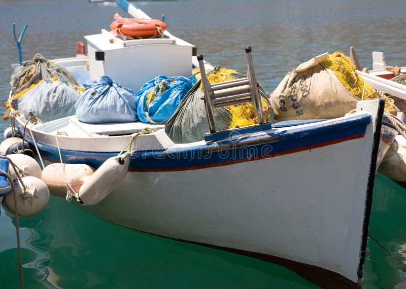 Piccolo peschereccio immagine stock. Immagine di barca - 9045827