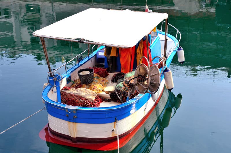 Peschereccio tipico immagine stock. Immagine di pesca - 40210777