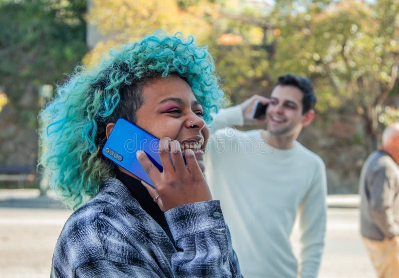 Pessoas Falando No Telefone Celular Na Rua Foto de Stock - Imagem de ...