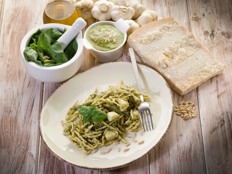 Pesto Trofie Typisches Genua Stockbild - Bild von mittagessen, essen ...