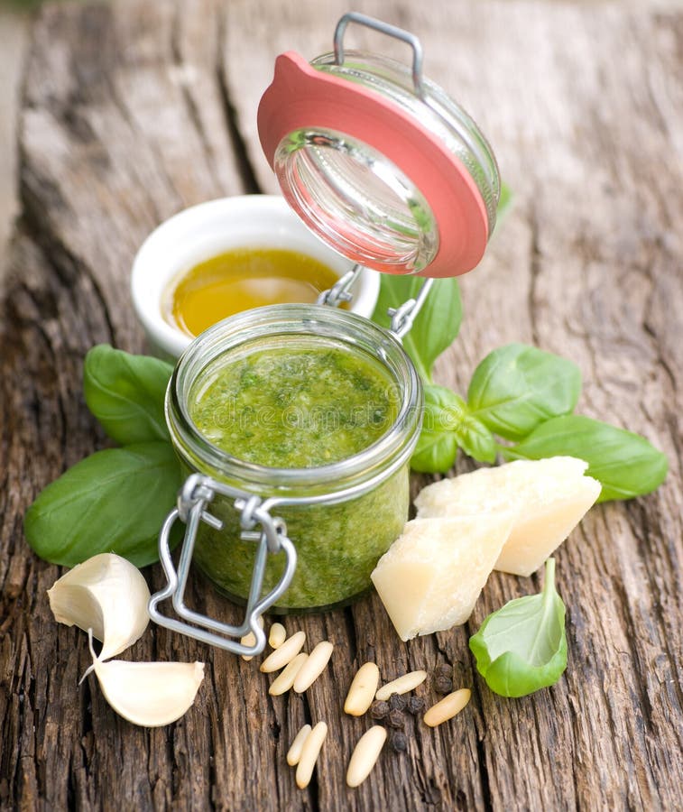 Pesto verde fresco imagen de archivo. Imagen de tuerca - 26734025