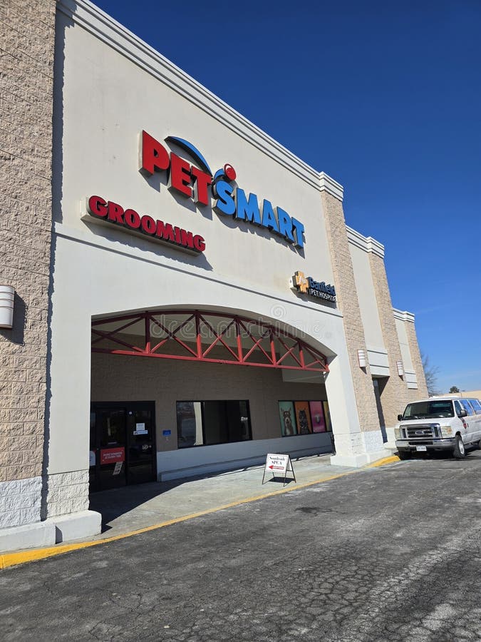 Pet Smart Store Front editorial stock image. Image of dogs - 362981279