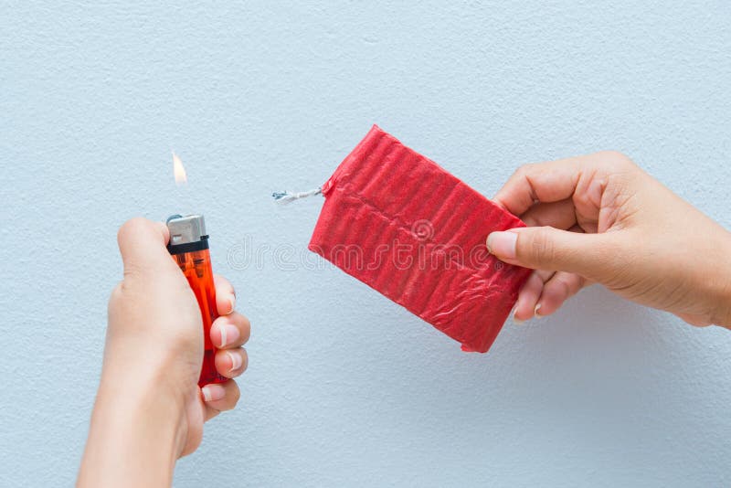 Petardi Rossi E Un Accendino a Disposizione Immagine Stock - Immagine ...