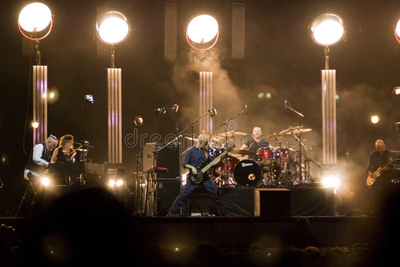 Peter Gabriel in Concert editorial image. Image of guitar - 17895440