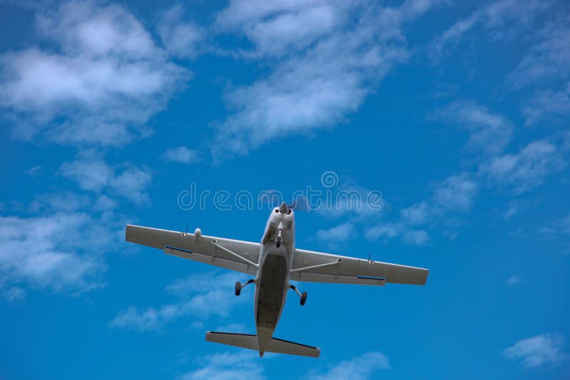 Petit avion en vol photo stock. Image du arrière, supplémentaire - 2466862