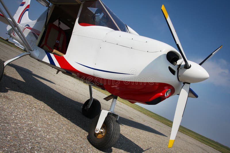 Petit avion image stock. Image du hangar, machine, asphalte - 24006535