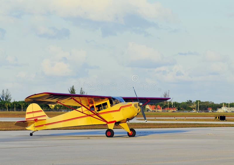 Petit avion jaune image stock. Image du école, aile, jaune - 7259797