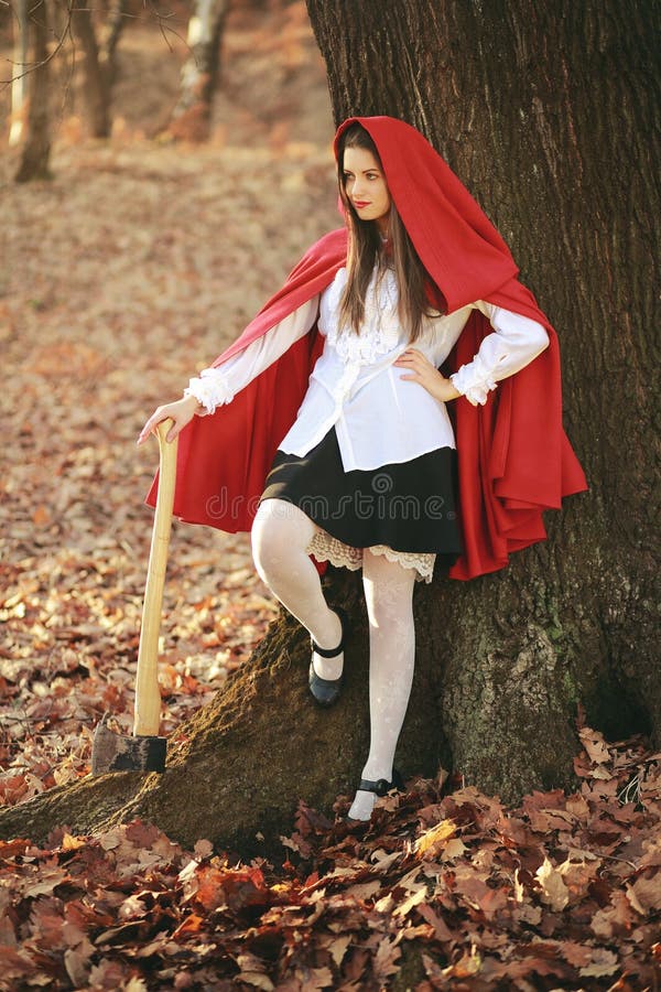 Petit Capuchon Rouge Dangereux Avec Une Hache Photo stock - Image du ...