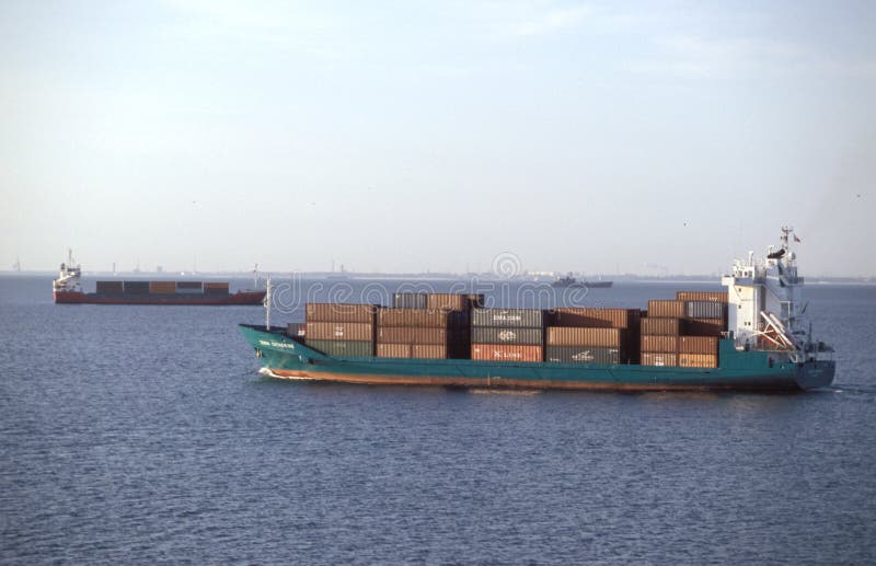 Petit cargo en mer image stock éditorial. Image du golfe - 70660199