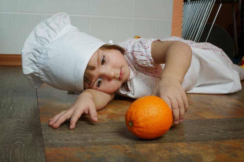 Petit Chef Mignon Se Trouvant Sur Le Plancher Image stock - Image du ...