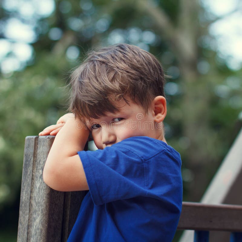Petit enfant triste image stock. Image du seul, perte - 42445005