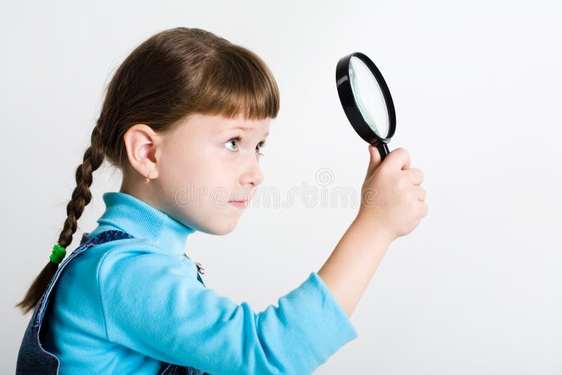 Petit espion image stock. Image du frère, espionnage, lentille - 6748721