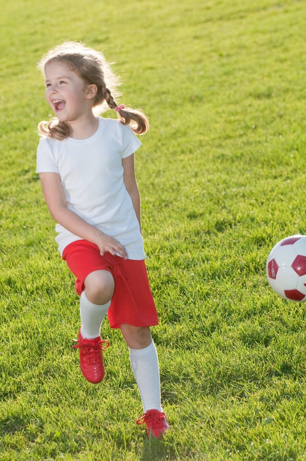 Petit footballeur image stock. Image du passage, enfance - 14831153