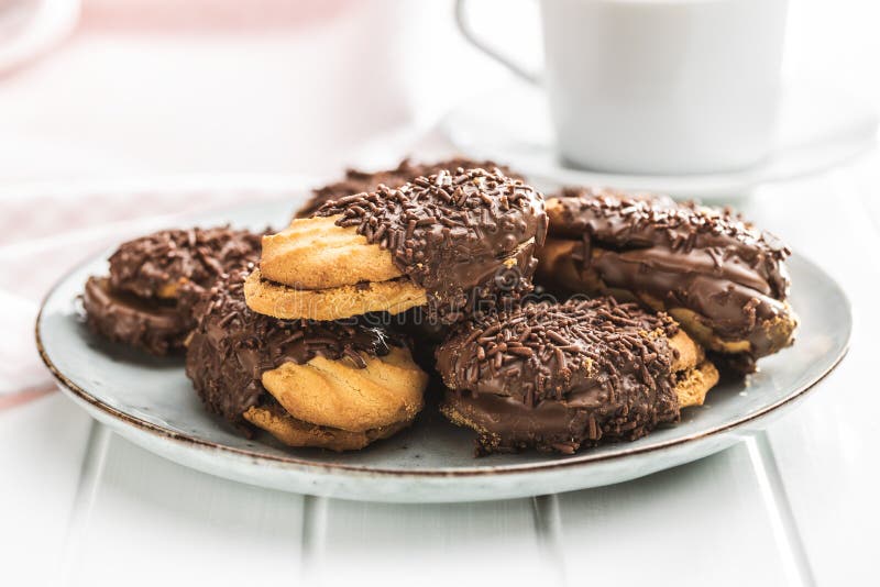 Petit Fours Con Espolvorines De Chocolate. Mini Postre De Chocolate En ...