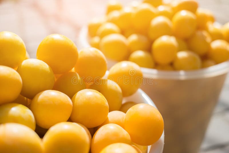 Petits fruits jaunes photo stock. Image du nourriture - 79718056