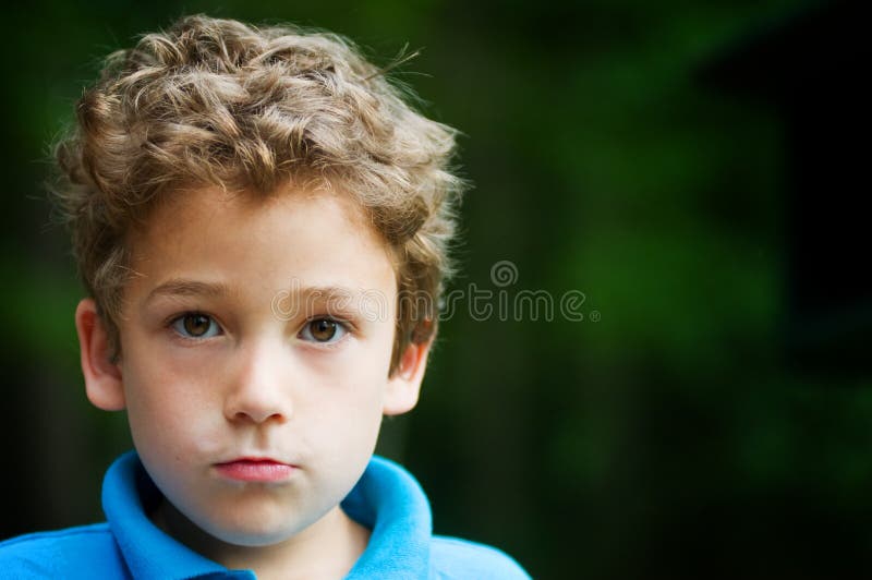 Petit garçon mignon photo stock. Image du caucasien, expression - 14728148