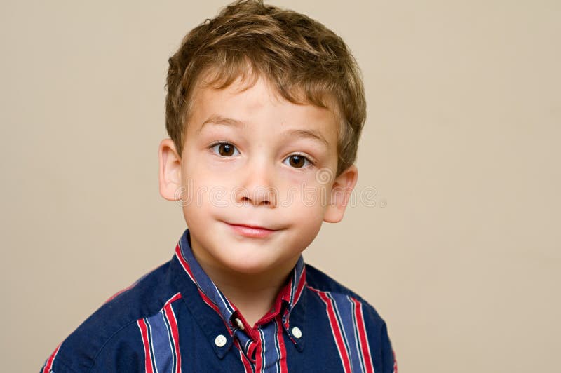 Petit garçon mignon photo stock. Image du yeux, brun - 17926876