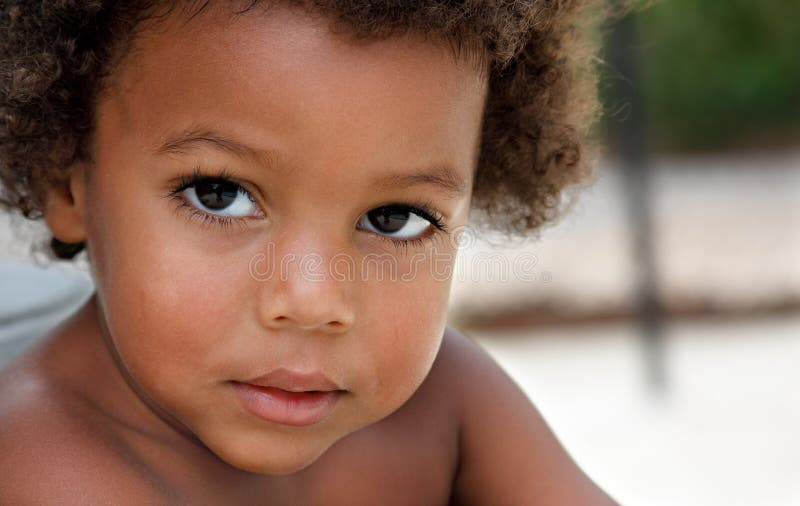 Petit garçon mignon image stock. Image du noir, mignon - 6034181