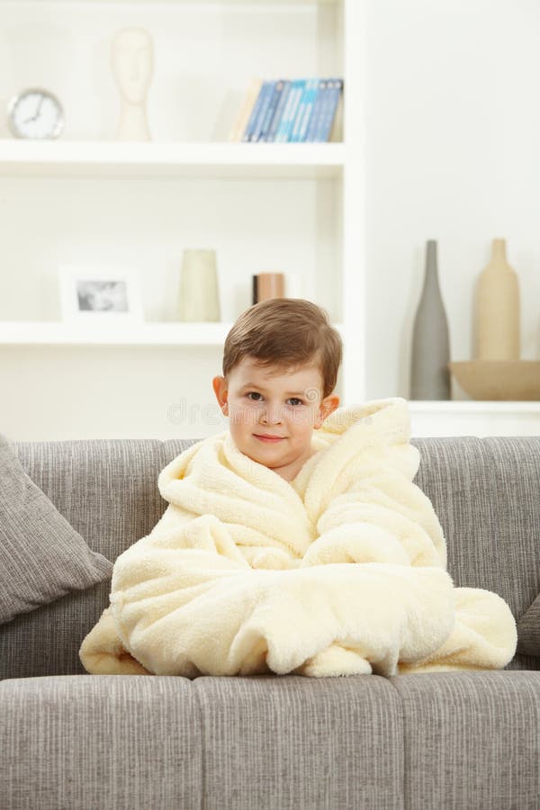 Petit Garçon Mignon S'asseyant Dans Le Sofa De Peignoir à La Maison ... Petit Garçon Mignon S'asseyant Dans Le Sofa De Peignoir à La Maison ...