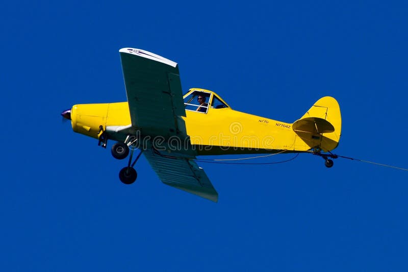 Petit jaune d'avion photographie éditorial. Image du sable - 138784732