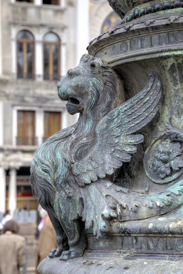 Petit monstre trapu photo stock. Image du petit, tête - 27689506