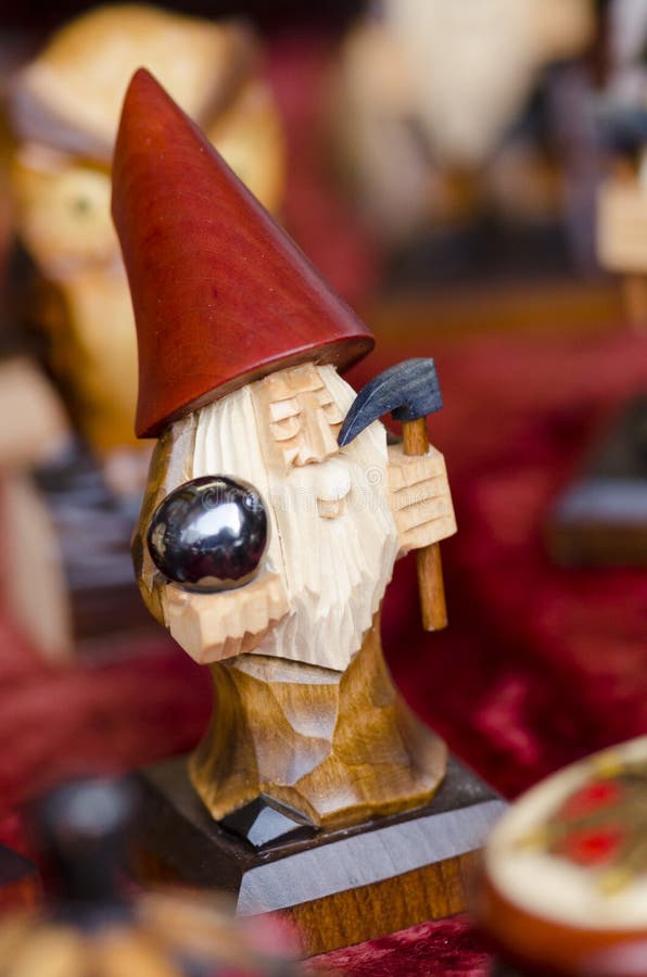 Petit nain avec la hache image stock. Image du voyance - 88859391