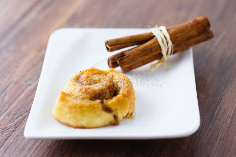 Petit pain de cannelle image stock. Image du pâte, corde - 98441875