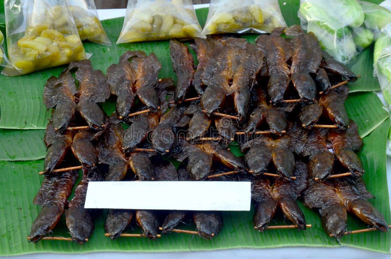 Le Poisson-chat Sont Grill?s Avec Le Charbon De Bois Image stock ...