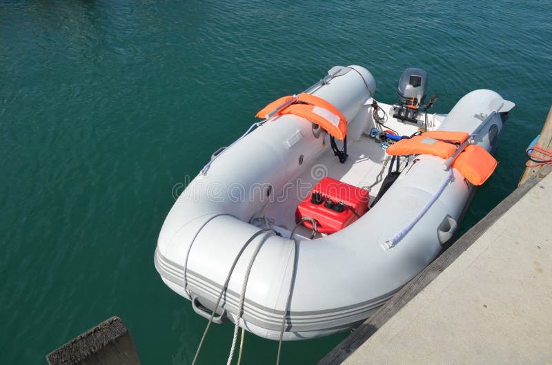 Petit radeau gonflable photo stock. Image du canotage - 31261574