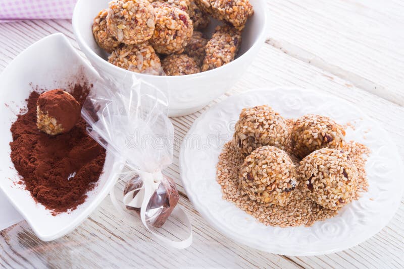 Petite Boule De Grignotement Fait Maison Photo stock - Image du ...