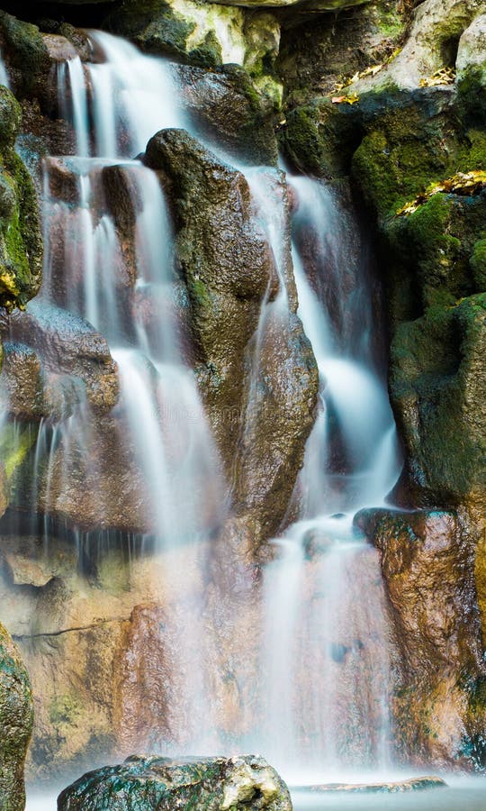 Petite cascade en parc image stock. Image du paix, jungle - 67619251