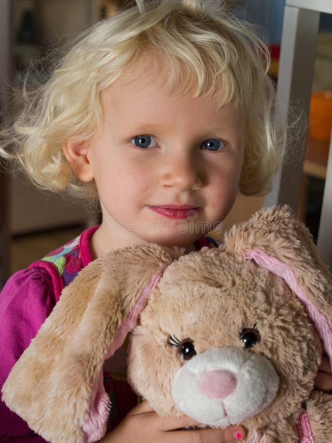 Petite Fille Avec L'ours De Nounours Photo stock - Image du fille ...