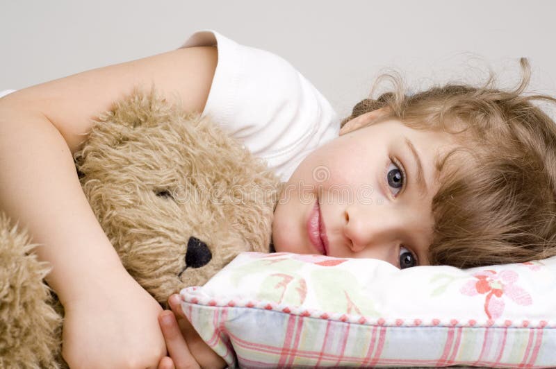 Petite Fille Avec L'ours De Nounours Image stock - Image du étreinte ...