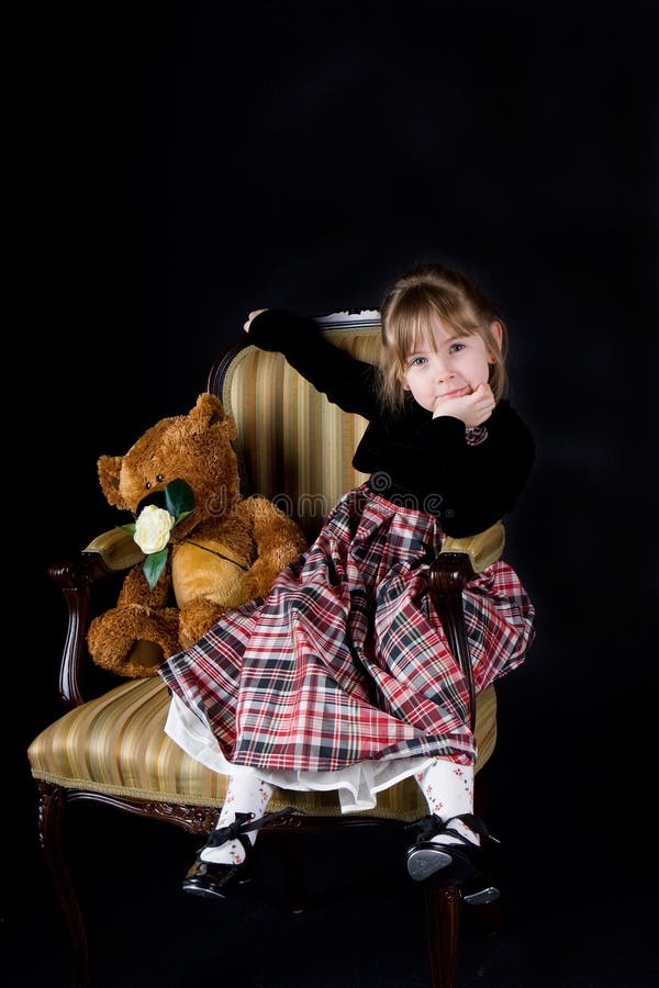 Petite Fille Avec Le Nounours Photo stock - Image du fragile ...