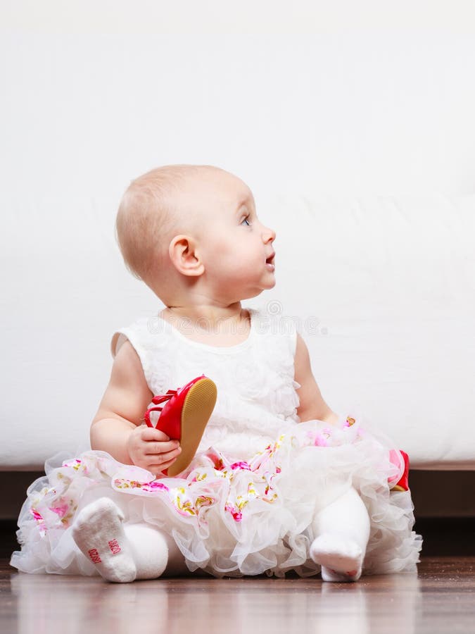 Petite Fille Avec Les Chaussures Rouges Photo stock - Image du enfance ...
