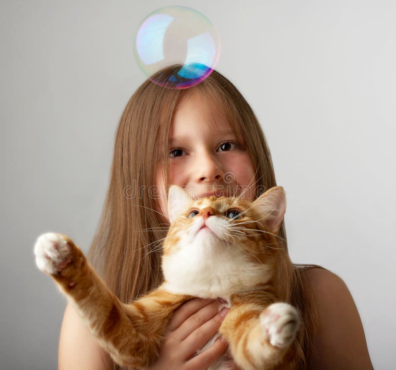 Petite Fille Avec Un Chat Rouge Photo stock - Image du pièce, innocence ...