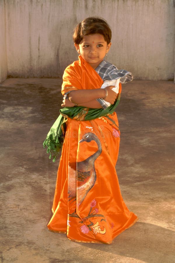 Petite fille dans Sari image stock. Image du orange, enfant - 16620911