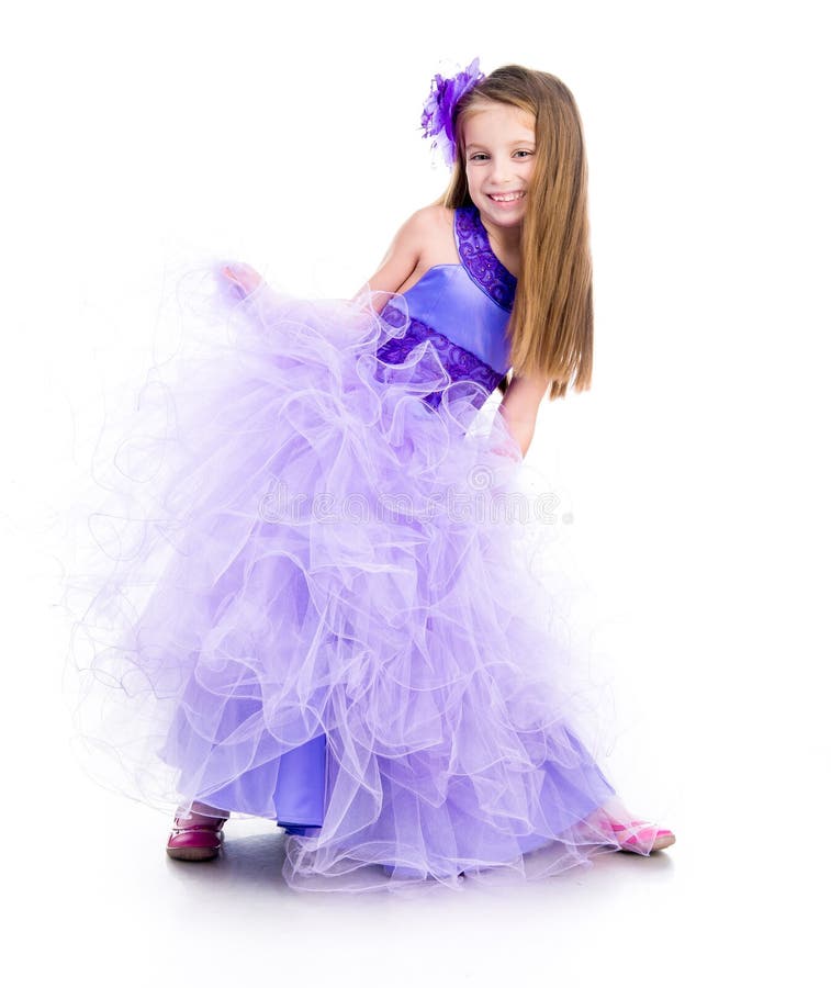 Petite Fille Dans Une Belle Robe Pourpre Photo stock - Image du tony ...