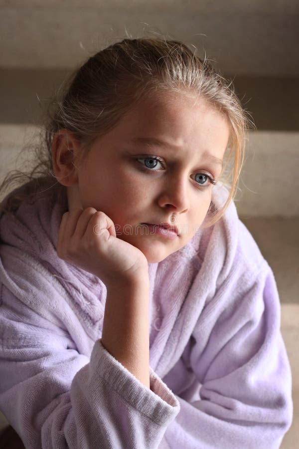 Petite Fille De Regard Triste Image stock - Image du franc, caucasien ...