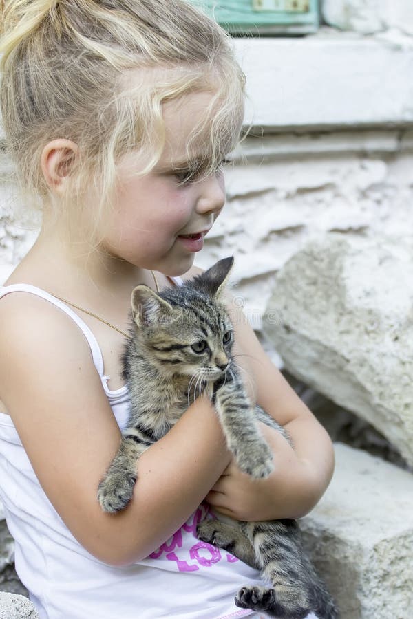 767 Caresse De Jeune Fille Avec Le Chaton Photos Libres De Droits Et