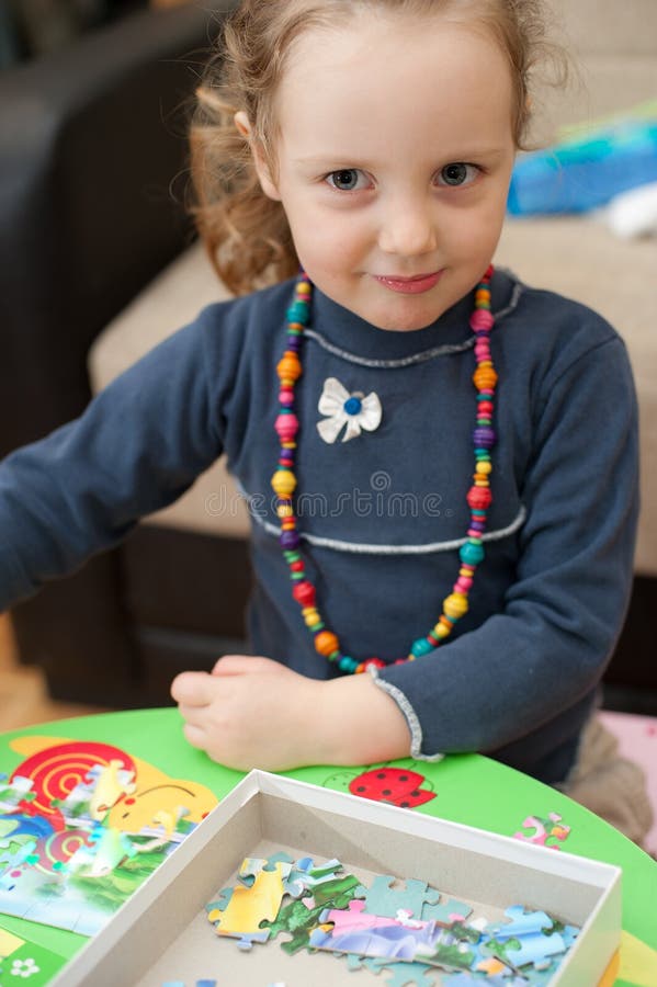 Petite Fille Jouant Un Jeu De Puzzle Photo stock - Image du création ...