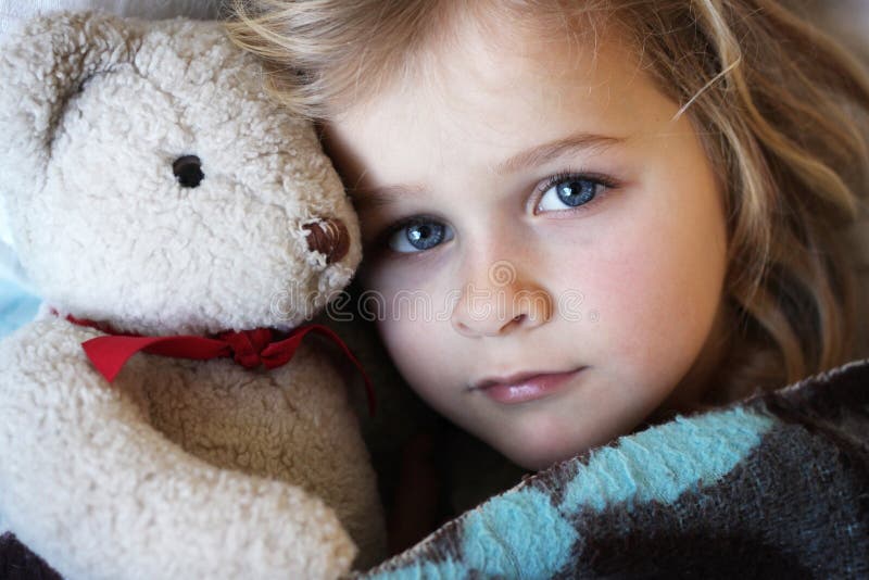 Cri De Petite Fille Sur Le Lit Avec L'ours De Nounours Photo stock ...