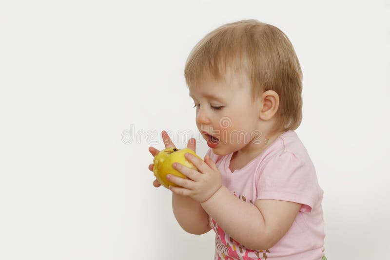 Petite Fille Mangeant La Pomme Image stock - Image du santé, prise ... Petite Fille Mangeant La Pomme Image stock - Image du santé, prise ...