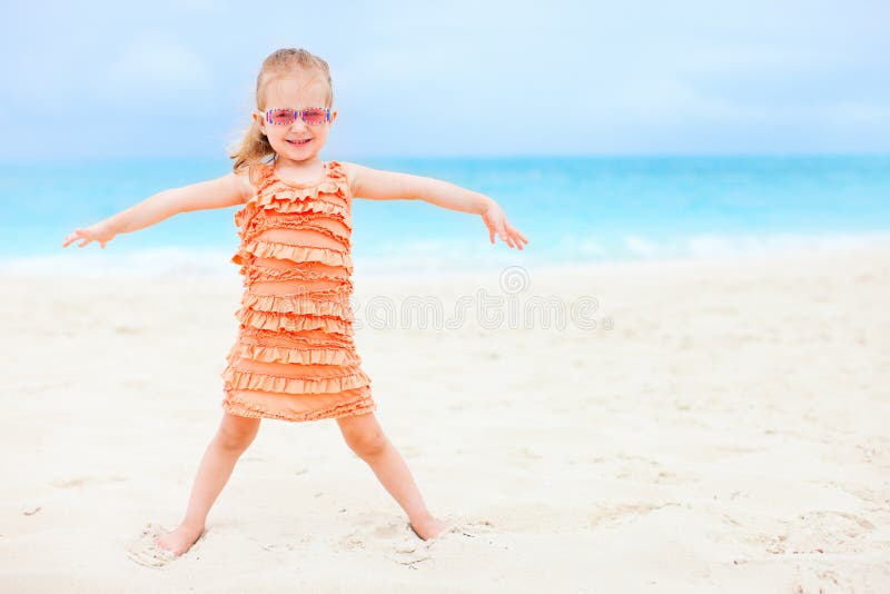44,606 Photos de Petite Fille Mignonne Sur La Plage - Photos de stock ...