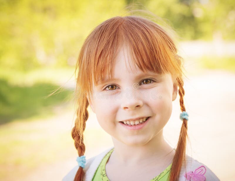 Petite Fille Rousse Mignonne Image stock - Image du gosse, enfant: 64496615